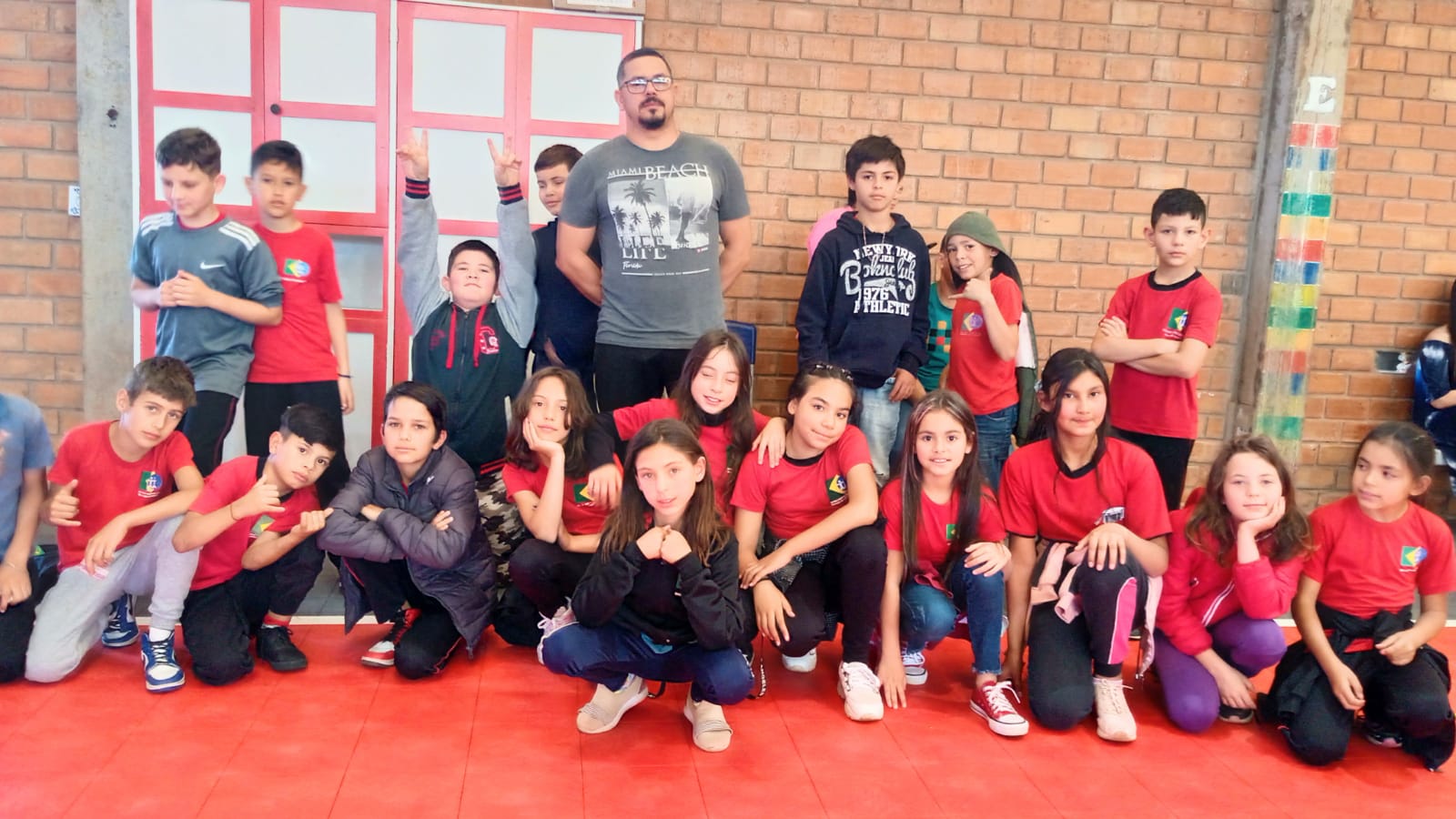 Prefeitura inaugura novo piso da Quadra de Esportes da Escola ...